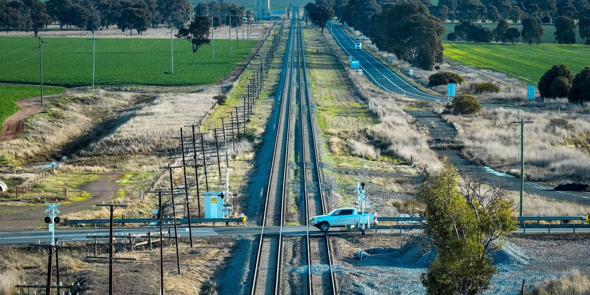 Safety urged at regional rail crossings - 94.9 Power FM